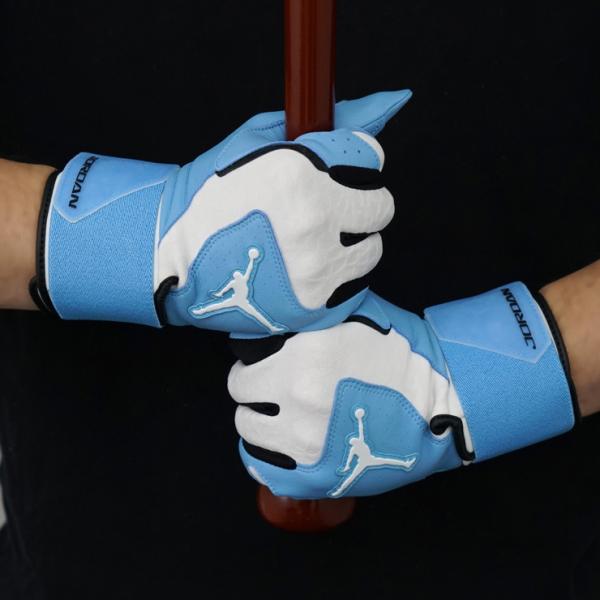 ナイキジョーダンブランドのバッティンググローブ、2026年春夏モデル！長めのカフで手首のサポート力を強化した、2段階ロックダウンリストストラップが特徴。掌は厚く滑らかな高品質シープスキン。高衝撃部分には追加のレザー層を配置し、耐久性も確保。...