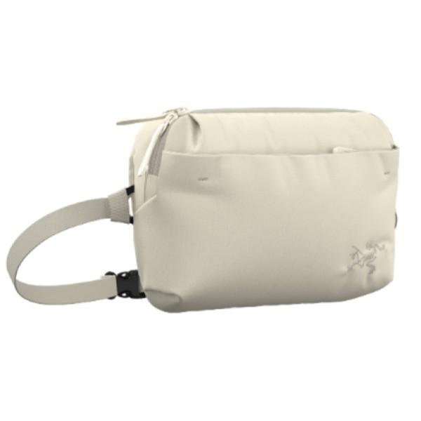 ≪ARC'TERYX / Heliad Crossbody≫旅は軽装で。必要なものだけを詰め込んで。軽量でパッカブル、機能的で無駄を省いたデザインが特徴のヒリアド。お弁当、軽量ウィンドシェル、本やタブレットを詰め込んで。または機内に持ち込み...