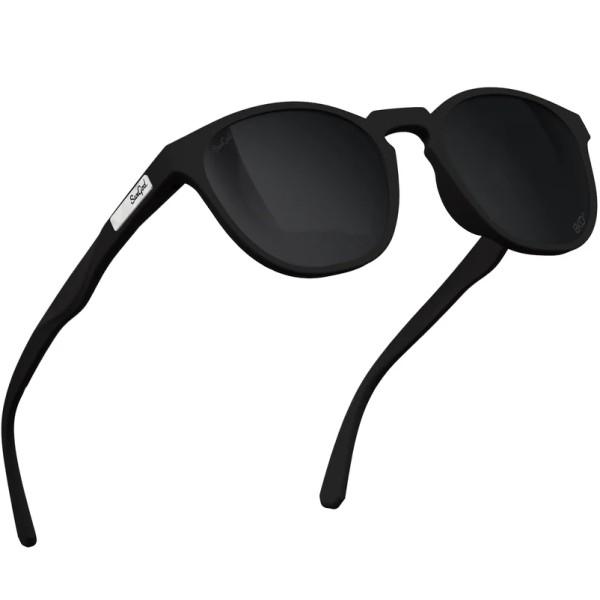 ≪SunGod / Miras(TM) 8KO Polarised Matte Black≫小さめの顔にフィットするMirasは、重量わずか20gの超軽量モデル。耐久性に優れたPop-Lock(TM)ヒンジと、自然で歪みの少ない視界を実現す...