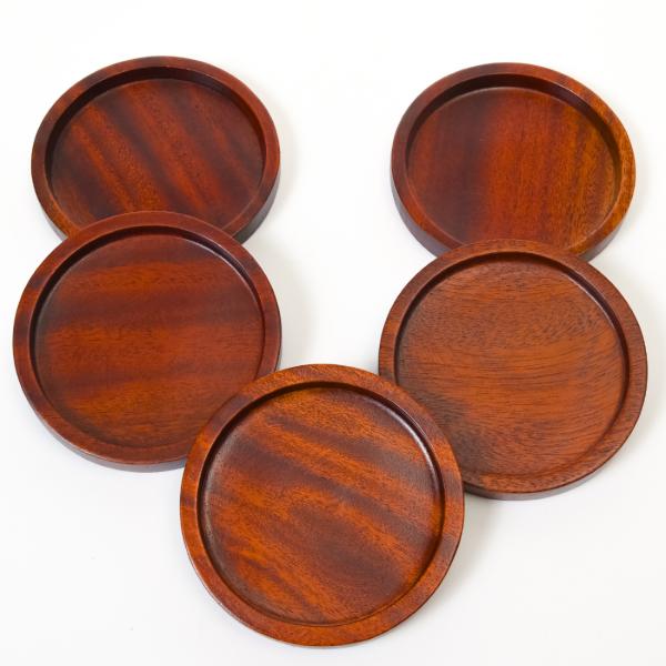 【 天然木製 &amp; 漆塗り仕上げ 】厳選された天然木を使用し、漆塗りを施すことで、なめらかな手触りと上品な艶を実現。木製ならではの温かみがあり、和洋どちらのシーンにも溶け込みます。【 シンプルでおしゃれなデザイン 】直径9.5cmのコ...