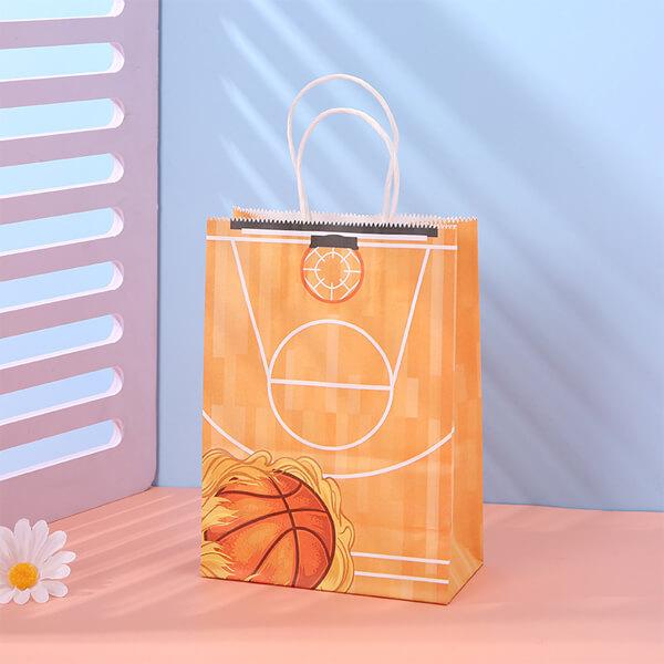 〜商品仕様〜紙袋のサイズ（開いた時）　約１５センチ×約２１センチ　×約８センチバスケットボール柄の紙袋　１枚オプションからお好きなタイプをご選択ください。〜商品説明〜ラッドデザインなバスケットボール柄の取手付きミニ紙袋！名前の通りとってもい...