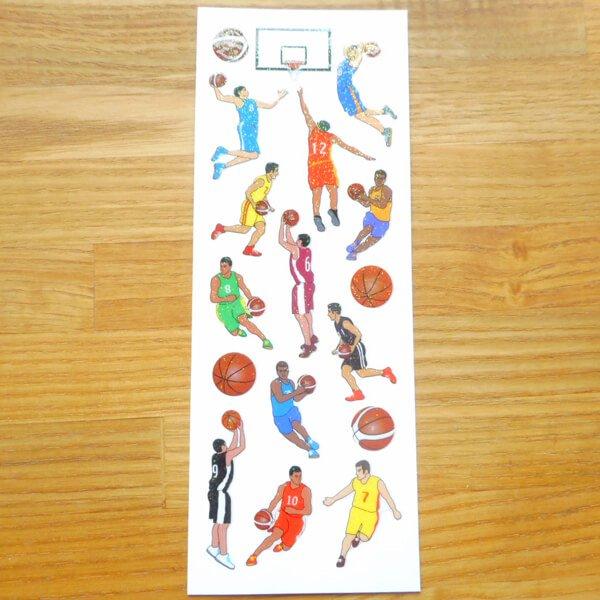 キラキラしたラメ入りのバスケ選手のシールです。バスケ選手やバスケットボールが合計１７個ワンポイントで小物に張り付けちゃおう！ステッカーサイズ　約１６センチ　＊　約６センチシール合計　１７個バスケ柄　１枚