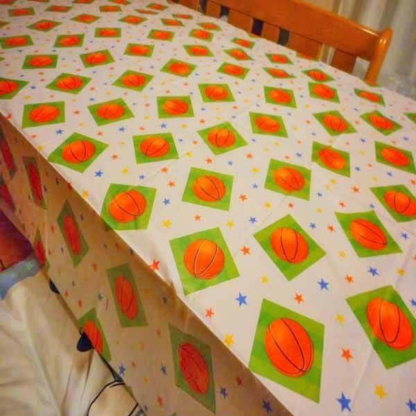 〜商品仕様〜サイズ　約１３７センチ×約２５９センチカバーは薄いです。レインコートのような感触です。〜商品説明〜バスケの パーティ盛り上げグッズ！可愛いバスケットボールの テーブルカバーです。バスケ好きの祝い事で使うと楽しさも数倍増に！さりげ...