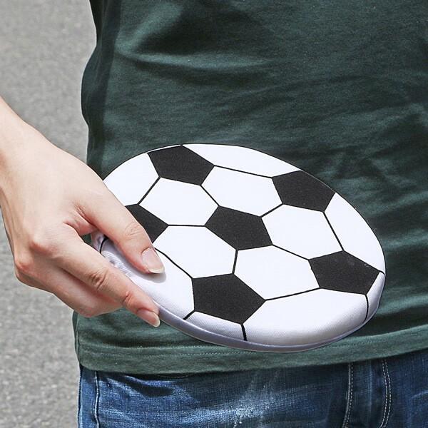 〜商品仕様〜サッカーボールサイズ　直径　約１９．５センチ　高さ　約２センチ主要材料　ナイロン、ポリウレタン※裏面は柄なしです〜商品説明〜サッカーボール柄の柔らかいスポンジで出来たボール型フリスビーです。フワフワ素材なので、安全性が非常に高い...