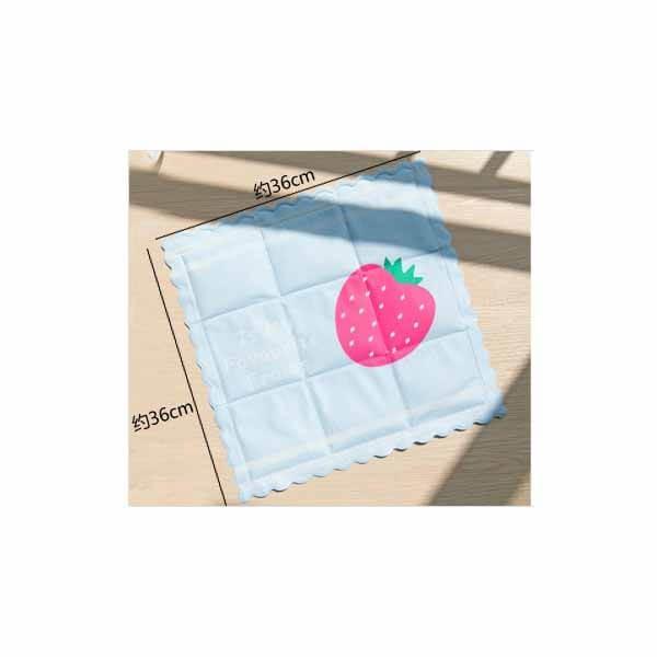 〜商品仕様〜本体サイズ　１辺　約３５センチマット素材　ビニール中身ジェルイチゴ柄　１個冷やしてご使用ください。〜商品説明〜使い方いろいろイチゴの冷却マットレアでかわいいイチゴ冷却マット。車の座席やソファーなどに置いて座るだけで暑さ対策になり...