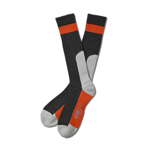 スポーツユースとタウンユースの両方に対応出来るように開発されたソックス。中足部のコンプレッションがシューズ内での足のズレを防止。各部位の編み地を変えることにより快適な履き心地を実現。つま先とカカトを少し厚手にすることにより衝撃を軽減。mat...