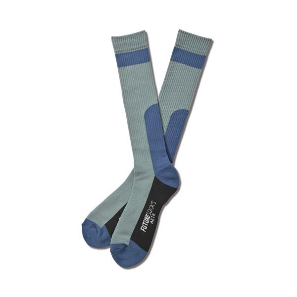 スポーツユースとタウンユースの両方に対応出来るように開発されたソックス。中足部のコンプレッションがシューズ内での足のズレを防止。各部位の編み地を変えることにより快適な履き心地を実現。つま先とカカトを少し厚手にすることにより衝撃を軽減。S(2...