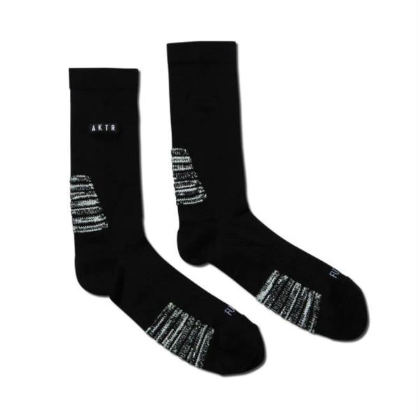 FUTURE SOCKSをさらにスポーツユースに特化する為に、クッション性、フィット感に加え、通気性を良くする為に甲から足首部分にかけて編み地をメッシュに切り替えて快適さをアップデートしている。足底部分には高機能な滑りにくい素材を使用し、よ...