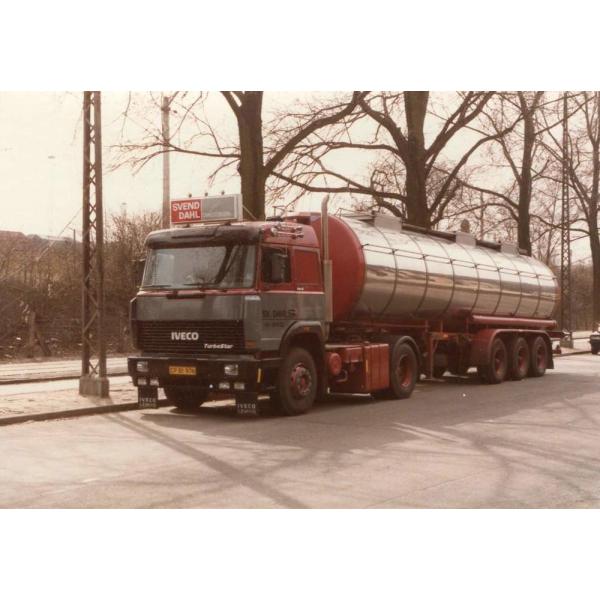 【予約】2027年発売予定 Svend Dahl Iveco Turbostar 3軸 タンクセミトレーラー レッド/シルバー / Tekno 1/50 ミニカー トラック模型