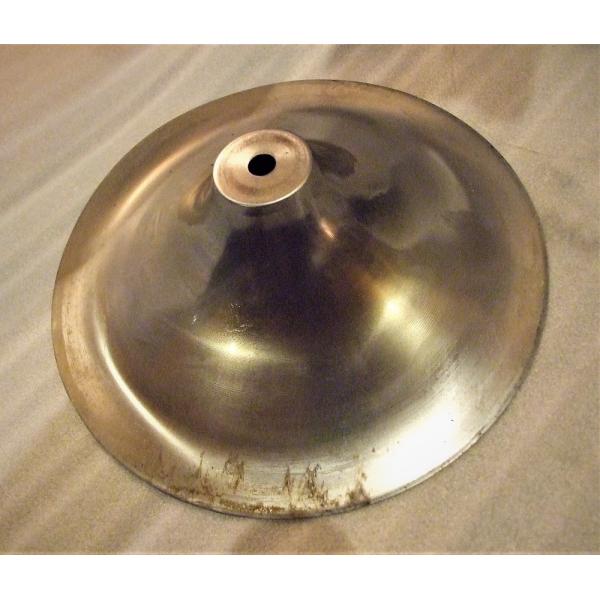 ★シンプルな雰囲気のランプシェードです。天井部に10mmの穴があいており、ソケットを組み込んでご使用できます。多くのタイプのランプソケットを組み込めます。★鉄素材にオイル仕上げとなっております。完成した製品では無く、部品となります。素材の状...