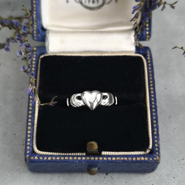 両手でハートを包み込むデザインのピンキーリング。手は友情、ハートは愛情を象徴する伝統的なクラダリングのデザインをモチーフにしています。1984年にコスチュームジュエリーブランド、AVONより発表されました。小ぶりながら立体感のある造形で、小...