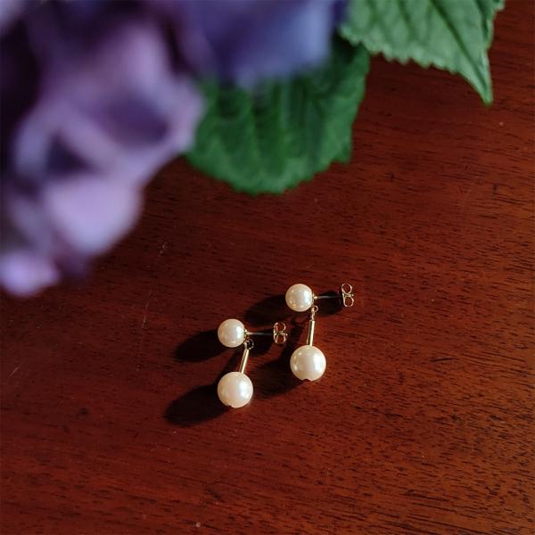 1987年発売のパールピアス。アイボリーのパールとゴールドトーンの色味が最高にマッチしています。大小2つのフェイクパールがゆらゆらとスウィングするようにデザインされています。ピアスポストは、金属アレルギーが出にくいとされるサージカルステンレ...
