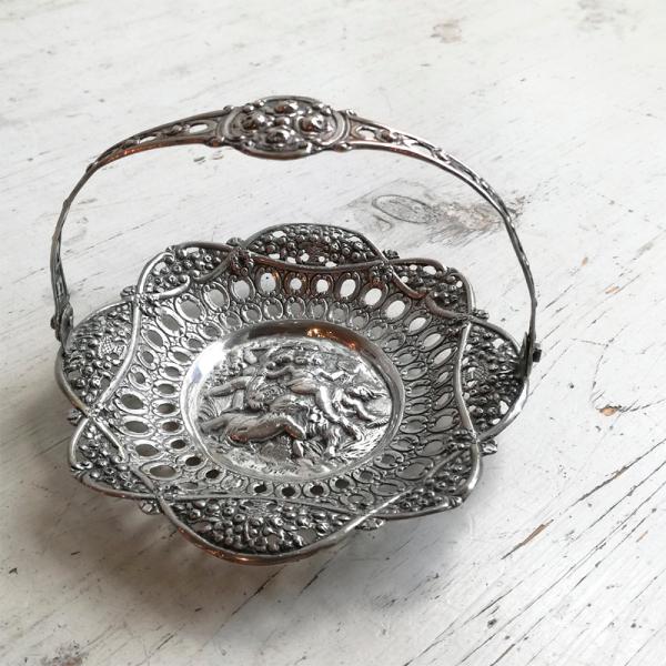 \52,000→\38,000■size幅=11.5cm 　深さ=1.8cm ハンドルを含む高さ=8.5cmドイツ製800シルバー製のハンドル付きバスケットです。中央には4人の天使が戯れ、その周囲に透かし模様、そしてリムには籠に活けられた細...