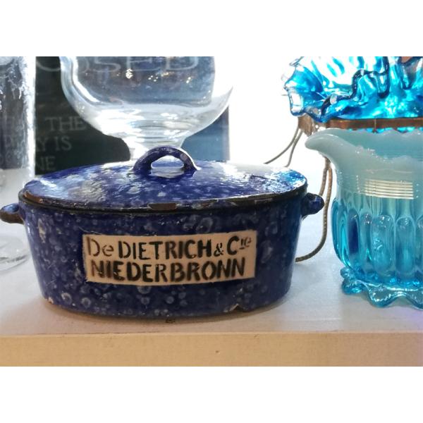 ■size幅=11.9cm 奥行=7.5cm 高さ=5.5cm社名が入った小さな鋳鉄製の鍋です。今でいうル・クルーゼをミニチュアにしたどっしりとした本格的な作りです。というのもDietrich &amp;Cieは鋳鉄業を主とするメーカーだか...
