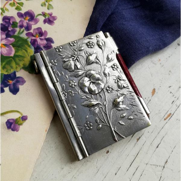 ■size幅=4.8cm　高さ=6cm　厚み=6mm片面はビオラと勿忘草のエンボスが、もう片面は薔薇を含むロカイユ装飾が施されどちらの面もエレガントで美しいダンスノートです。舞踏会で踊る相手の名前や曲名などを書き記したロマンチックなアイテム...