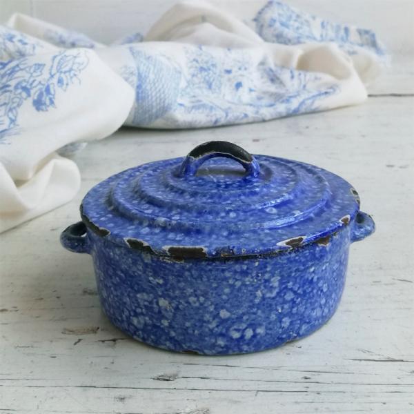 ■size幅=10.5cm　奥行=9.1cm　高さ=5.3cm　330グラム今でいうル・クルーゼの様な鉄鍋をミニチュアにした本格的な作りの小さな鍋です。大きさが分かるようにコーヒーカップと並べてみました。スパター模様のブルーのホーローの鋳物...