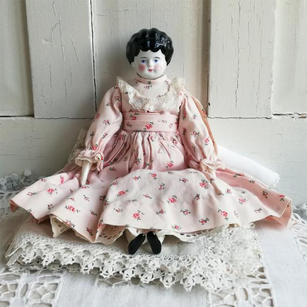 ■size身長=31cm白磁のフェイスに青い目、赤い口、赤く染まった頬などバランス良く目鼻口が描かれた綺麗な顔立ちのチャイナヘッドドールです。ゴールドで描かれた襟と胸元にESTHERと名前が印されています。おそらくドイツのHertwig社の...