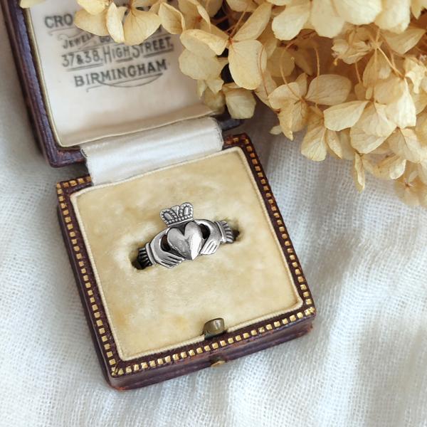 アイルランド西部のクラダ村から生まれた、伝統的なモチーフの指輪。“Let Love and Friendship reign” 【愛と友情に支配させよ】というフレーズをモットーに、友情の証や結婚指輪として使われてきました。王冠が載ったハート...