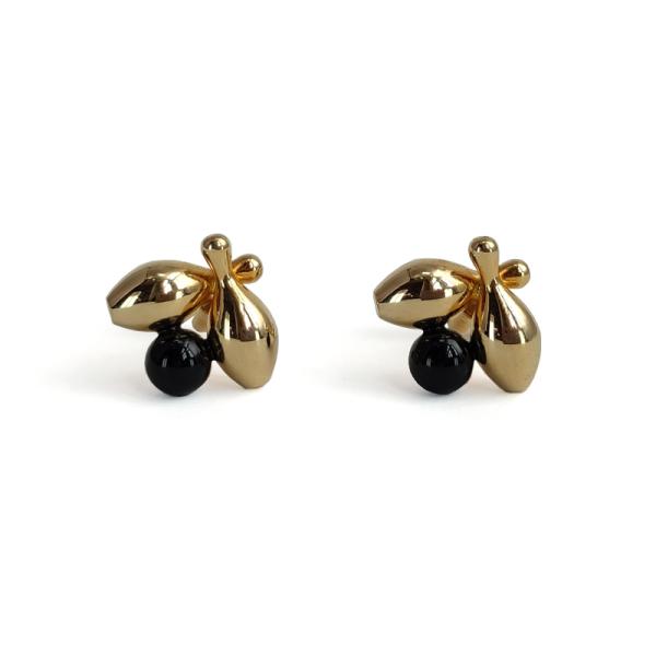 ボーリングのピンとボウルのヴィンテージカフス。大人の余裕と遊び心を感じるデザインです。ボーリング玉にある塗りムラは元々あるものです。小さなスクラッチが見られますが、雰囲気を損なわないヴィンテージとして良好な状態でだと感じます。Ansonの刻...