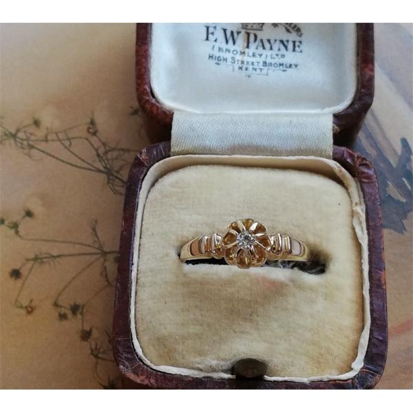 ■size13.5号オールドヨーロピアンカットのダイヤモンドが一粒輝く18金ゴールドのリングです。ヴィクトリアン期から20世紀初頭に流行したバターカップセッテイングです。ショルダーの幅を抑えたデザインなので、中央で花びらがパッと開いた様に際...