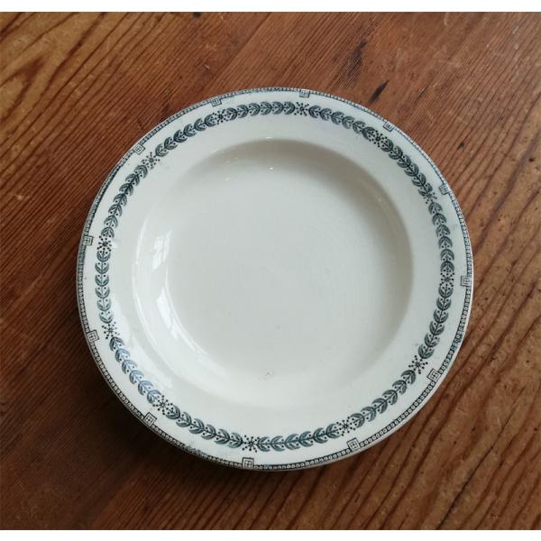 ￥4,800→\3,000■size径=24.5cm 高さ=3cm小さな葉と実がぐるりとプレートを囲んだ様なサラン窯の深皿です。少し青みがかったグリーンの柄はシンプルながら趣があり、お料理も引き立ててくれそうです。全体的に貫入や余分な色の付...