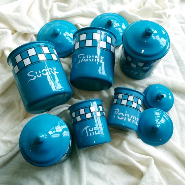 ■sizeSUCRE　径=13cm　高さ=19.5cmPOIVRE　径=8cm　高さ=13cmまろやかなブルーに白との市松柄がありそうで無いフランスのキャニスター6個セットです。市松柄の黒ラインが良いアクセントになり、横抜き線のあるロゴも良...