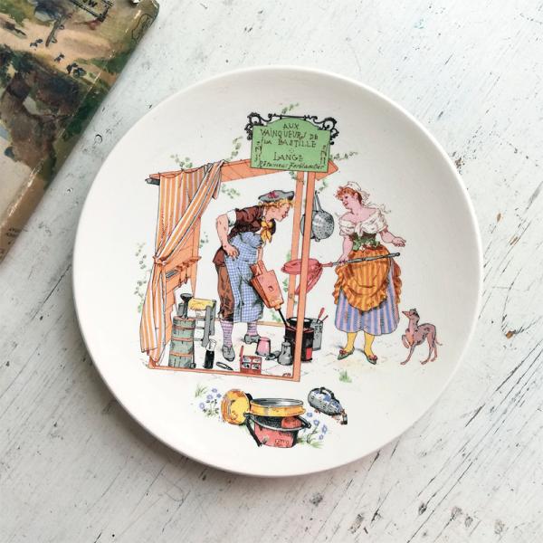 ■size直径=22cm　高さ=2.5cmU＆C サルグミンヌ窯のアンファン・リシャールシリーズのプレートです。このシリーズは、19世紀末ごろにフロマン・リシャールを中心に、ケイト・グリーナウェイやフィルマン・ブイセらの挿絵画家によって製作...