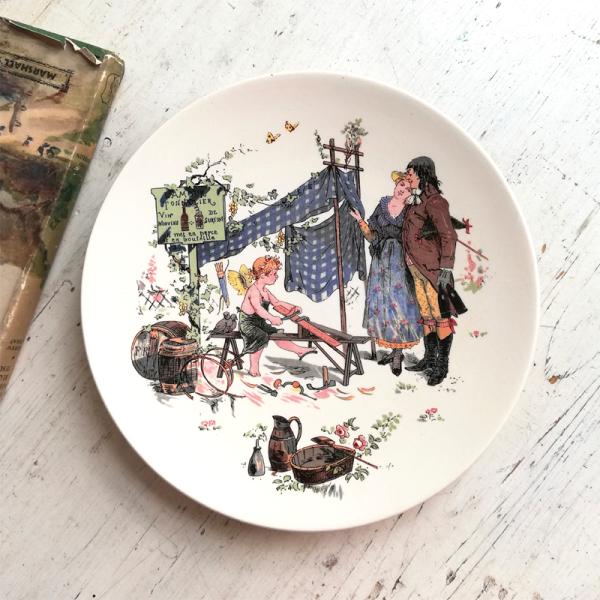 ■size直径=22cm　高さ=2.7cmU＆C サルグミンヌ窯のアンファン・リシャールシリーズのプレートです。このシリーズは、19世紀末ごろにフロマン・リシャールを中心に、ケイト・グリーナウェイやフィルマン・ブイセらの挿絵画家によって製作...