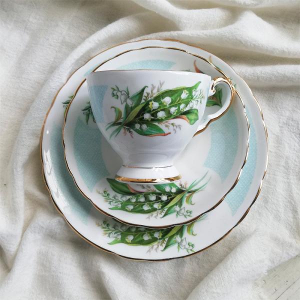 カップ　幅=11.1cm　直径=8.6cm　高さ=7.4cmソーサー　直径=14.1cmプレート　直径=17.5cmTUSCAN タスカン窯の爽やかな5月の花スズラン柄のカップ＆ソーサーとティープレートのセットです。普段にも使いやすいボーン...