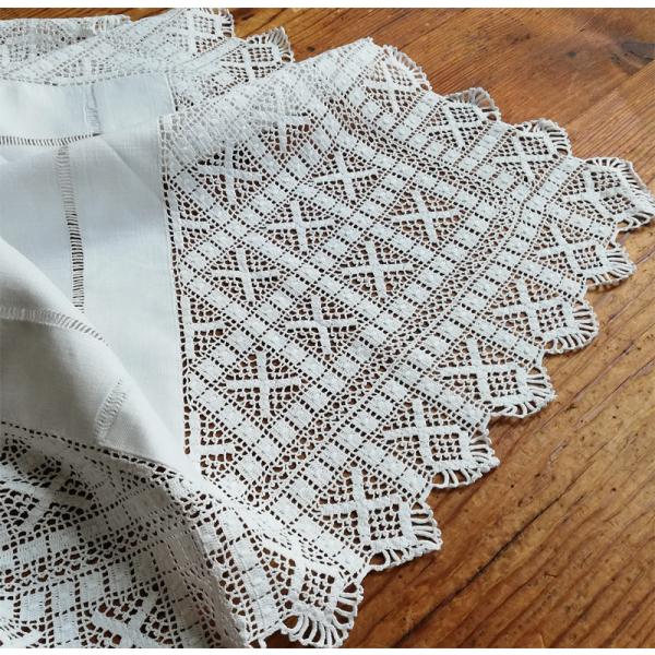 ■size幅=78cm角たっぷりのクロシェレースで囲まれたリネンのテーブルクロスです。クロシェレースは連続の?やドットが目に飛び込みリズム感のある楽しいデザインです。張りのあるリネンにはシンプルなドロンワークが程よいアクセントになっています...