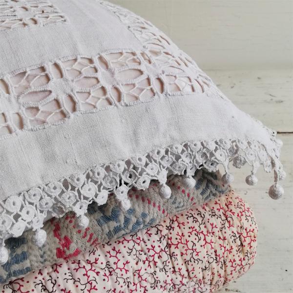 ■sizeクッションを入れる袋部分　幅=47cm×40cmクロシェレースの幅=3.5cmカバーの輪郭に合わせてスクエアに3連カットワークが施されたリネンのクッションカバーです。カット一つ一つ丁寧にかがられています。適度に厚みのあるリネンは背...