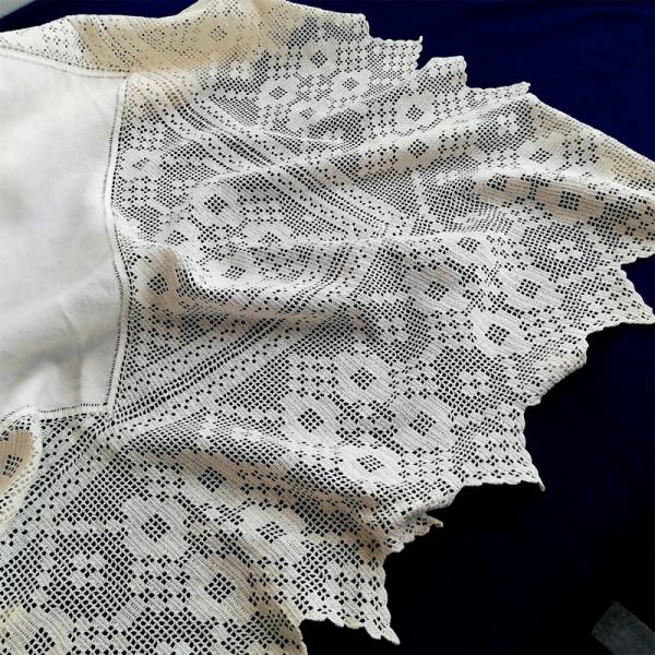 ■size全体幅=101cm角リネン部分　38cm角リネン部分よりもクロシェレースの割合が多いテーブルクロスです。全体的に生成り色の柔らかな色合いで、細めの糸で編まれたクロシェレースはお花が散らばった様に愛らしく華やかです。一箇所糸のほつれ...