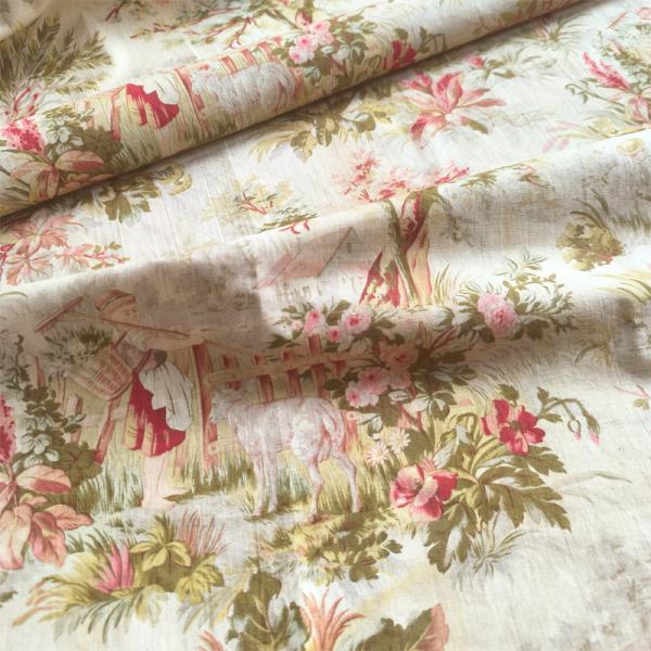 ■size幅=83cm　長さ=107.5cmトリムの長さ=100cm多色トワルドジュイと呼ぶとしっくりくる様な羊飼いの少年少女と木々や花々が描かれたファブリックです。長閑だけれど華やかで暖かみのある雰囲気です。布地の上端はミシン跡とまつり縫...