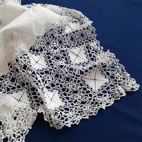 ■size幅=100cm角中央端のレース幅=17cmたっぷりとクロシェレースで飾られたリネンのテーブルクロスです。よく見ると小花が散らばっていることに気づく大変愛らしいデザインです。クロシェレースは細い糸でしっかりと丁寧に編まれ、広げると大...