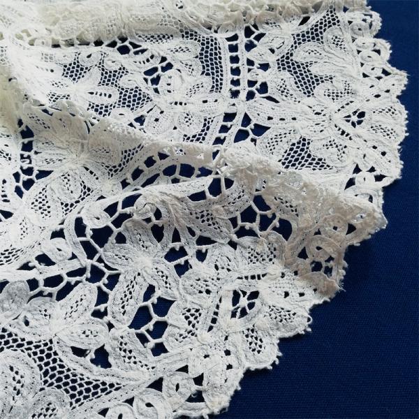 ■size直径=51cm〜53cmボビンで編み上げた幅5ミリのテープレースをクルクルと植物や花の模様を作り、それをボビンレースで繋いでいく技法です。ドイツのエルツ山地にあるシュネーベルクという町で生まれたボビンテープレースと聞いています。細...