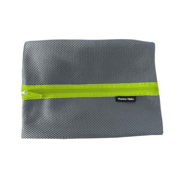 メッシュポーチグレー/横36×縦25cm/CMSP-GRY・Color:グレー・パッケージ個数:1・横36×縦25cm・口が大きく開いてふっくら膨らむので収納力抜群・通気性の優れたメッシュ素材・消臭抗菌機能のデオドラントネーム(R)付・おむ...