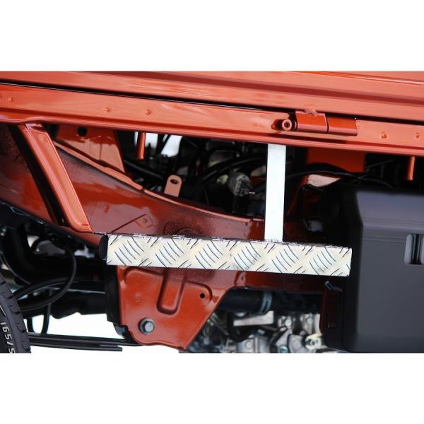 【Ｊ−ＮＥＸＴ】 ＤＡＩＨＡＴＳＵハイゼットトラック/ハイゼットジャンボ　型式：S500P/S510P専用≪アルミサイドステップ　運転席側　　ミディアムタイプ》■シマ板仕様■簡単取り付け【取り付け方法】フレーム部の穴に本製品を差し込み、上部...