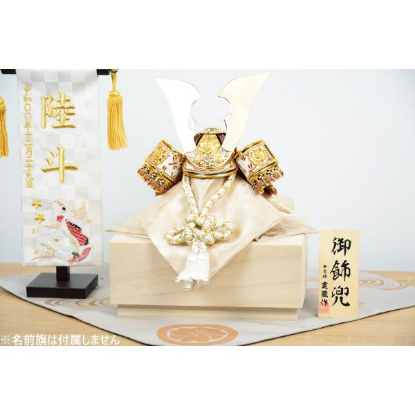 吹き返しにトンボの印伝を使用した本格兜です。トンボは前にしか進まず退かないところから「不転退（退くに転ぜず、決して退却をしない）」の精神を表すものとして、勝利を呼ぶ「勝ち虫」と呼ばれ、特に武士に喜ばれた縁起の良い柄です。兜は付属の桐箱に収納...