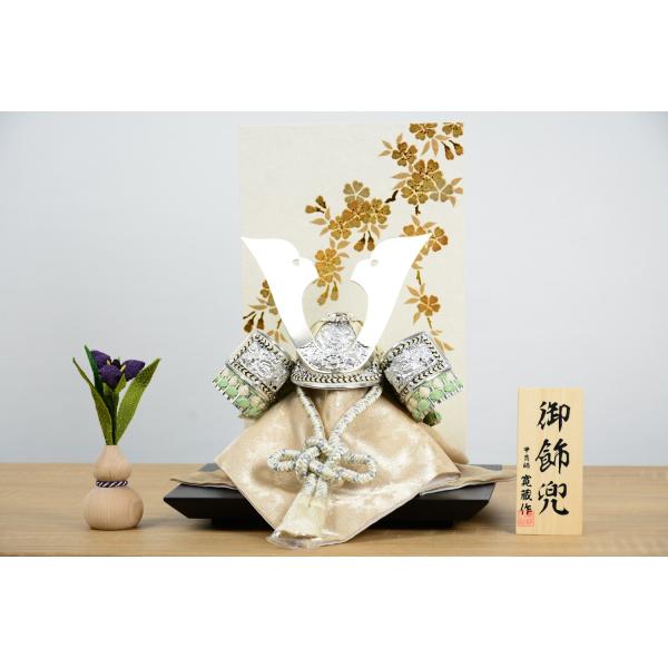 シンプルな兜を、金彩の桜が美しい飾り台屏風にセットしました。コンパクトセットですので場所を選ばずお飾りいただけます。■サイズ（台屏風全体）：間口20cm×奥行16cm×高さ約26cm