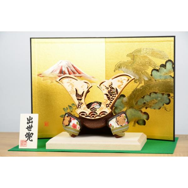 天然木の鍬形に透かし彫りを施した今までにない兜飾りです。お飾りに松と鯉があしらわれており「松鯉＝しょうり＝勝利」を呼び込む縁起の良いお飾りです。吹き返しには松竹梅をデザインを施し、屏風には一富士二鷹三茄子を配したコンパクトセットです。■サイ...