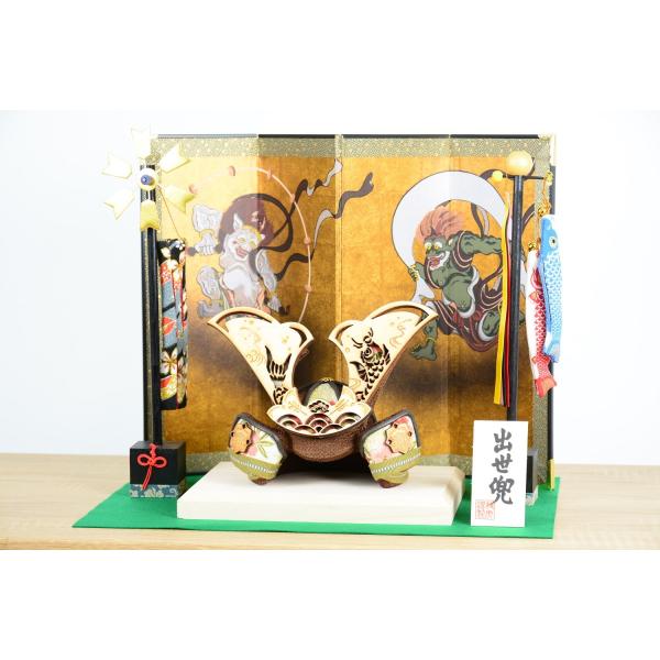 【発売日：2022年04月02日】天然木の鍬形に透かし彫りを施した今までにない兜飾りです。お飾りに松と鯉があしらわれており「松鯉＝しょうり＝勝利」を呼び込む縁起の良いお飾りです。吹き返しには松竹梅をデザインを施し、屏風には風神雷神図を配した...