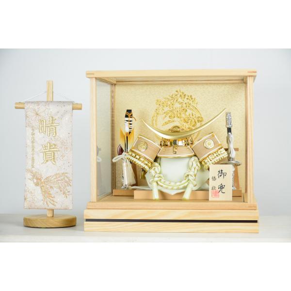 コンパクトながらも本格派兜のケース飾りです。ケースに入っているため、飾り付けが簡単です。■サイズ：間口30×奥行25×高さ28cm■ケース：被せ式（ガラスケース）※名前旗は商品には含まれません