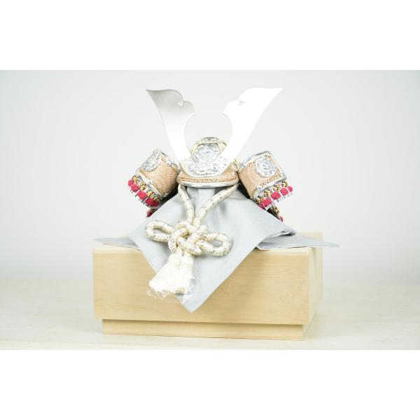 吹き返しには印伝、縅には革を使用、シンプルかつモダン、洗練されたデザインと佇まいで洋室にも馴染む兜飾りです。兜は付属の桐箱に収納できます。■サイズ（桐箱を含む全体）：間口15cm×奥行20cm×高さ約25cm■兜サイズ（兜単体）：幅17cm...