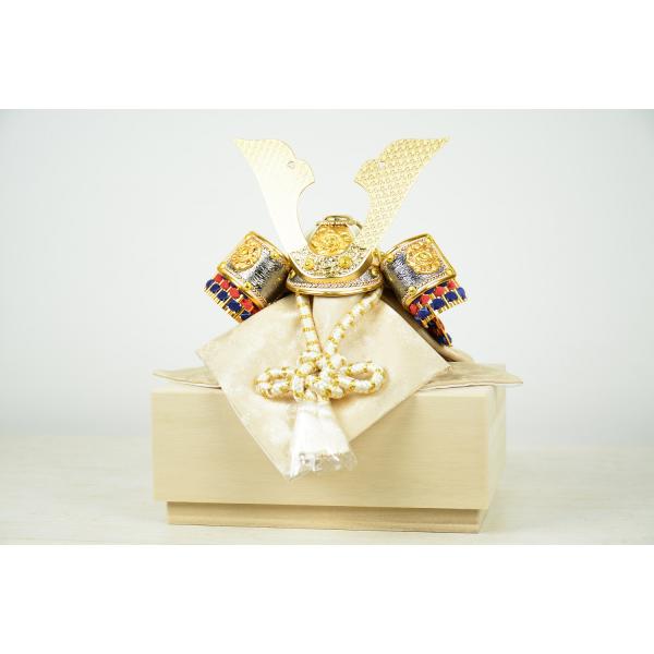 吹返しと縅には革を使用、洗練されたデザインと佇まいで洋室にも馴染む兜飾りです。兜は付属の桐箱に収納できます。■サイズ（桐箱を含む全体）：間口15cm×奥行20cm×高さ約25cm■兜サイズ（兜単体）：幅17cm×高さ15cm