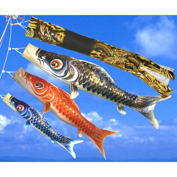青空に勢いよく昇る鯉が生まれました。オリジナル地染め高級ポリエステル生地を使用、鯉のぼり全体に金箔を散らし、耐久性が高く雨やホコリを弾く撥水加工を施しています。名前を入れる場合は特殊シート（金）でお入れします。※家紋は入れられません。アルミ...