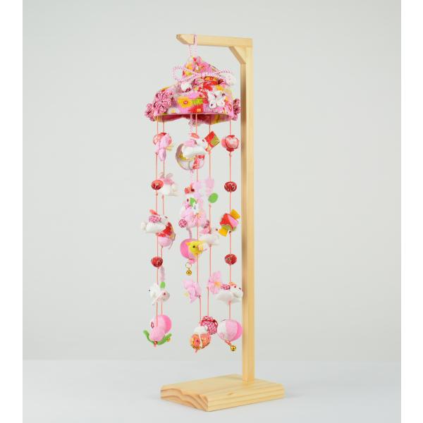 白木の台に白いうさぎが散りばめられた、ナチュラルテイストなつるし飾りです。■サイズ（木製台）：幅10cm×奥行13cm×高さ48cm