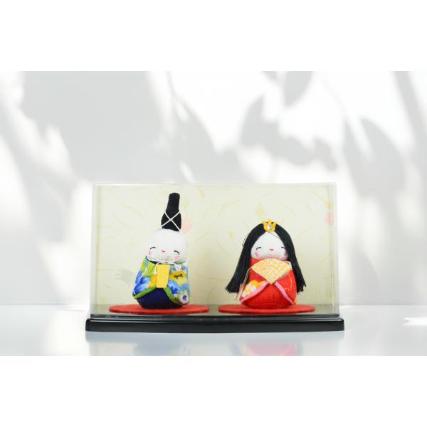 飾りやすいサイズのケース入りひな人形。健やかなお子様の成長を願い真心こめてひとつひとつ手作りしています。■全体サイズ：幅23×奥行13×高さ13cm(ケース)■素材： レーヨンちりめん■備考：手作りのため、柄の位置、出方が一点一点異なります...