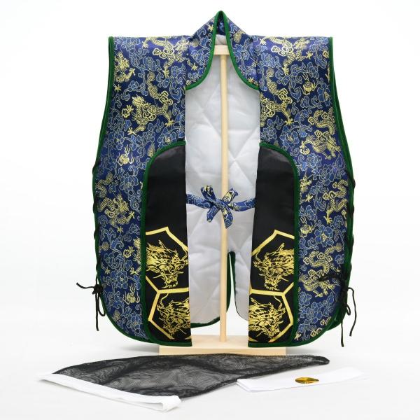 五月人形の脇飾りとしてお使いいただけます。お子様が着用することもできます。■サイズ：身幅約41cm×着丈約45cm/飾り台の高さ約45cm■着用対象年齢：0歳〜3歳（目安）