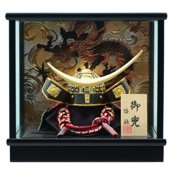 コンパクトながらも豪華な兜ケース飾りです。敷布は緑か紺からお選びください。オプションで敷布に家紋か名前が入れられます。※家紋は名称をお間違えないよう（※丸の有無についてのお間違いが多いです）特にご注意ください。※家紋の正確な名称が不明な場合...