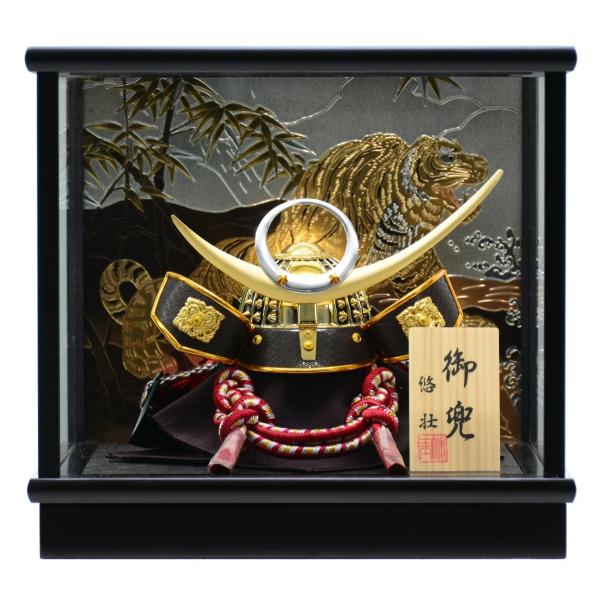 コンパクトながらも豪華な兜ケース飾りです。敷布は緑か紺からお選びください。オプションで敷布に家紋か名前が入れられます。※家紋は名称をお間違えないよう（※丸の有無についてのお間違いが多いです）特にご注意ください。※家紋の正確な名称が不明な場合...